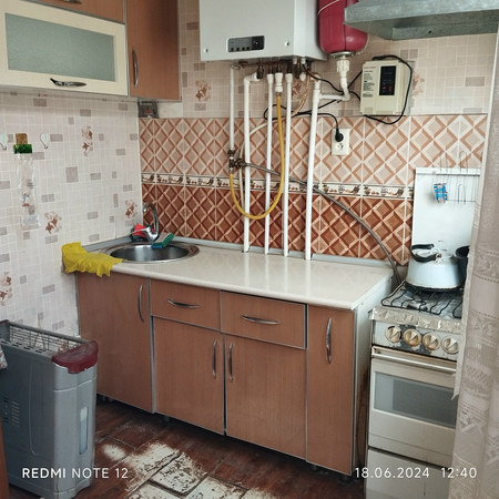 Очень срочно продается 1 ком.квартира на Карасу-6 рядом базар Авайхон