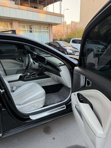 Kia K8 2022 qora