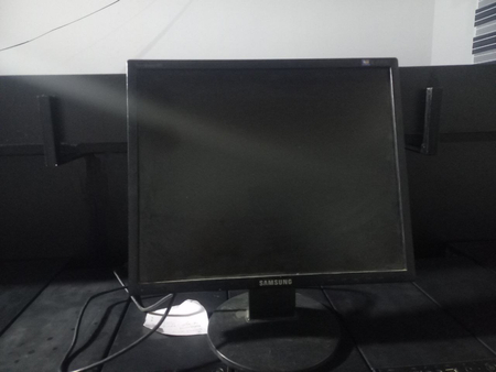 Kompyuter sotiladi komplekt 15-ta monitori bilan