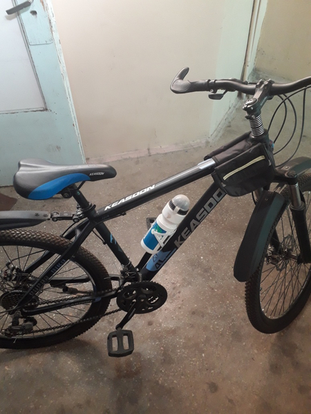 Velosiped haydalmagan padvalda turgan