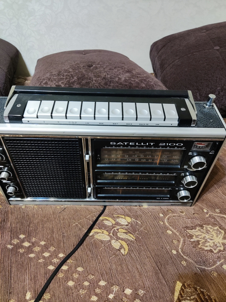 Немецкий радиоприемник Satellit 2100
