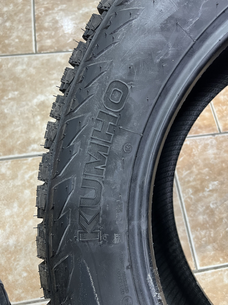 Kumho Road venture AT52