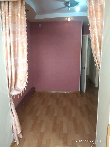 Срочно продается 1-комнатная, переделанная в 2х, 4 этажного дома