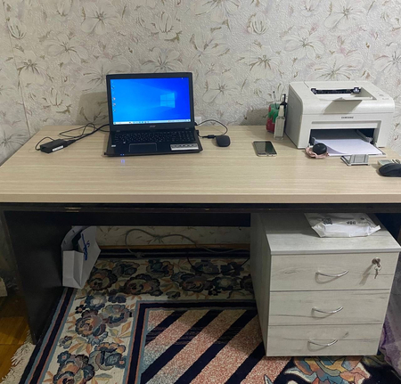 Офисный стол и кресло и тумбочек