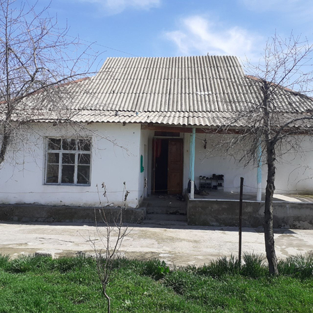 Uy sotiladi 14 sotox 4 xona + oshxona molxonasi bor Gaz svet suv bor