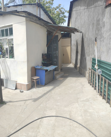 Продаётся дом 4 сотки  в МерзоУлукбекском р-не махаля Авайхон.
