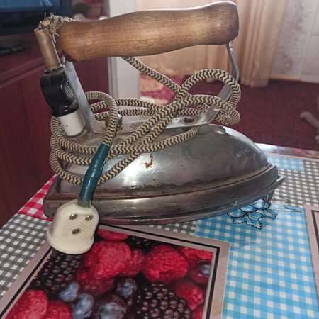 Продам старинный тяжёлый утюг