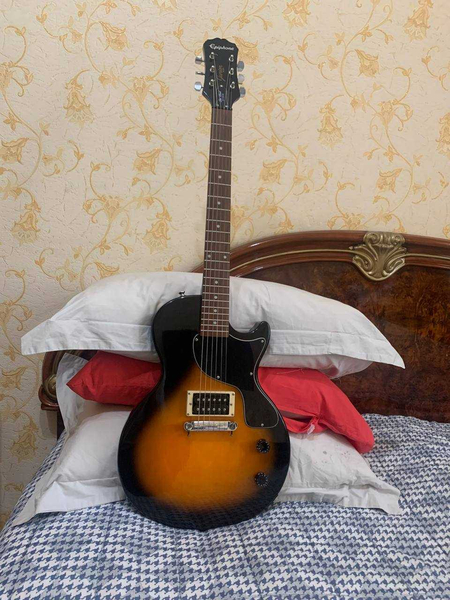 Продам элетрогитару  epiphone junior, формы les paul.