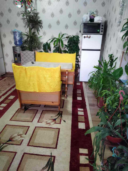 Гвардейскийда  8.5 соток 10 хоналик ховли сотилади. 2 та оиланики.