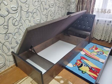Kravat divan bir kishilik kravat