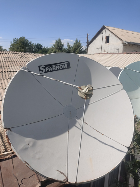 Две параболические антенны большие