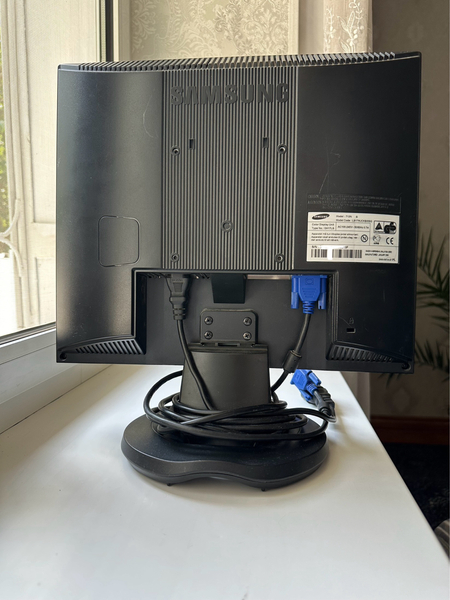Монитор компьютера SAMSUNG SyncMaster713n
