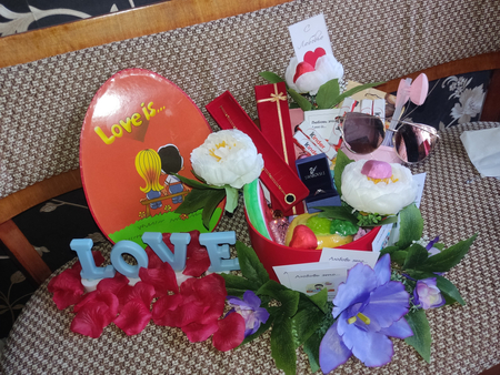 Незабываемый и роскошный подарок для девушек Love is ,3 в 1