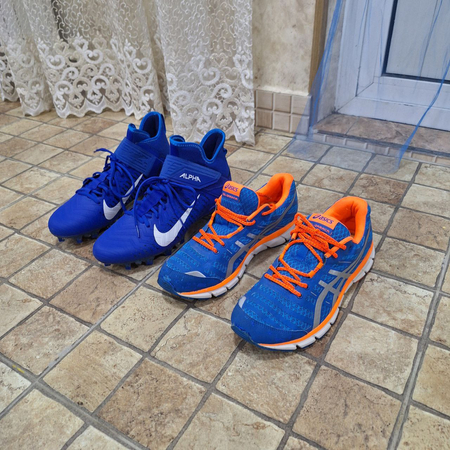 Спортивные кроссы , бутсы