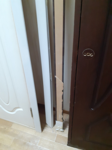 Srochna 2 ta eshik sotiladi oq va jigarrang