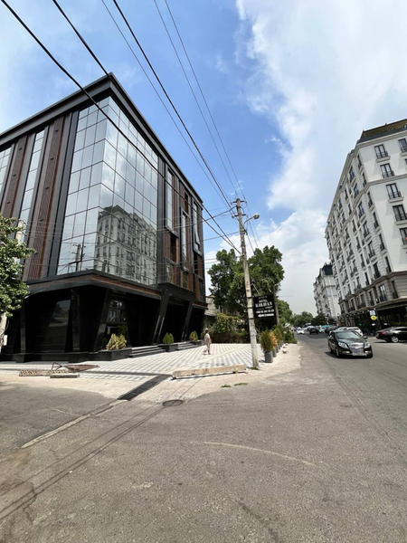 Евро здание 4+1этажей 5соток 2400кв.м в состоянии коробка срочно