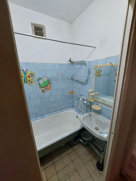 Ttz bozor oldida 1 xonali 47 kv 1 etaj
