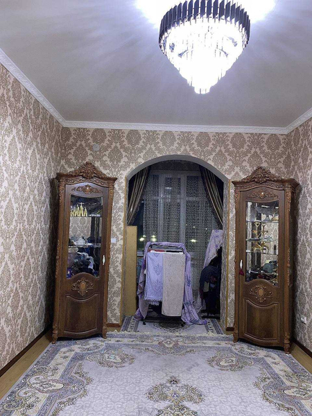 Аэропорт карама карсысындагы кызыл дом 3 этаж 3 комнаталы кв сатылады.
