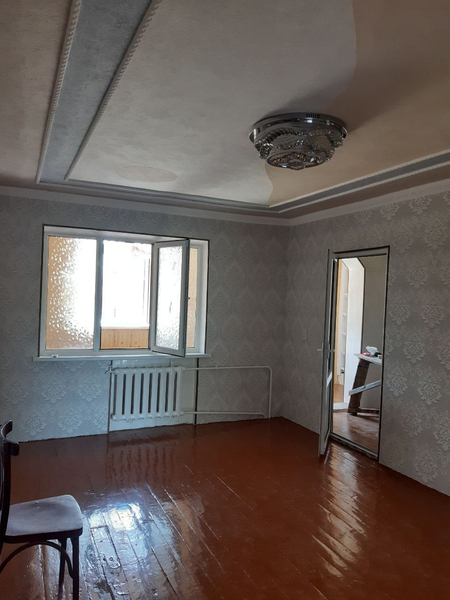 Sroncha sotiladi 2-xonali kv.16-maktab yonida