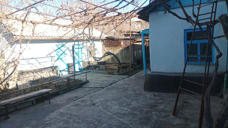 Olmaliqda Hovli uy sotiladi