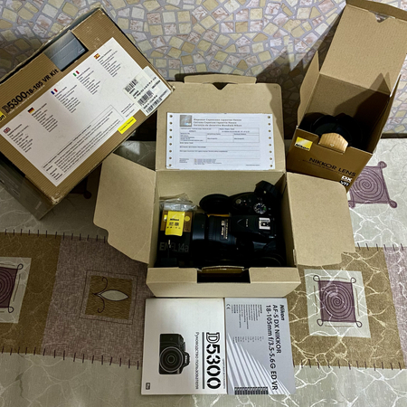 Nikon D5300. Nikkor 18-105 VR, Nikkor 35 m 1:1.8 G, Акум., Документы.