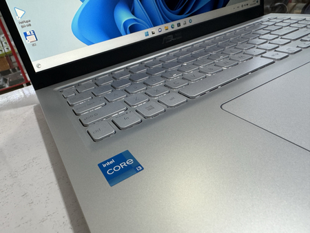 Asus limited edition core i3 full komplektda 4 kun ishlagan vaqti