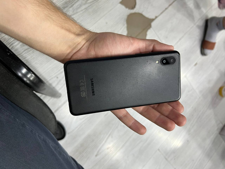 Samsung Galaxy A02 32gb black oynasi singan kelishamiz