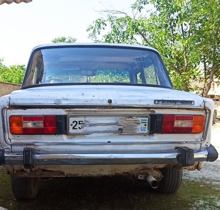 Vaz 2106  Jiguli Sotiladi srochni  xolati o'rtacha yurub turgaan moshn