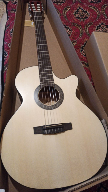 Gitara sotiladi. Продается Гитара.