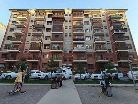 Махтумкули. Продам 4 комнатную квартиру на 4 этаже 7 этажного дома