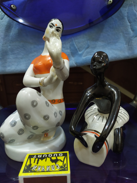 Фарфоровые статуэтки Африканец играет на барабане и др.