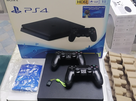 Playstation 4 slim 2 джойстика 2 Tb в идеальном состоянии