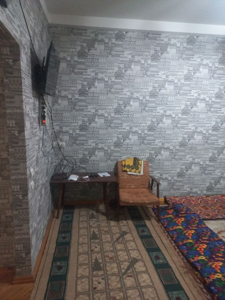 Chlonzor 8 kv 2 xonali 2 etaj sheriklikka student bolla  hamma sharoit