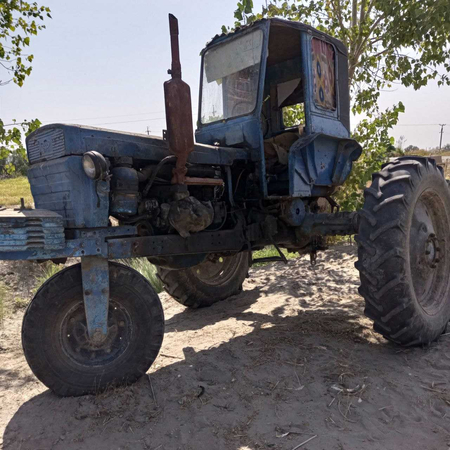 Трактор 28 сотилади