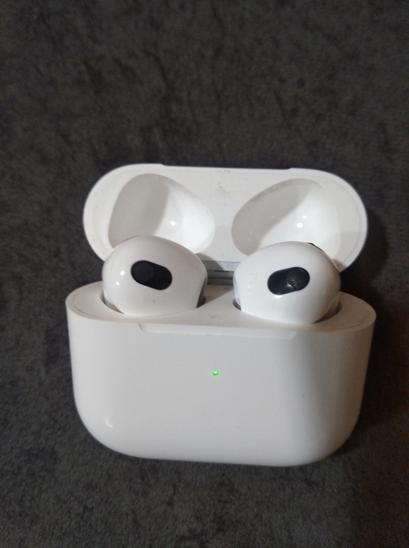 Airpods оригинал сотилади иккала наушник зор ишлиди