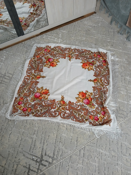 Шаль платок очень красивыми узороми
