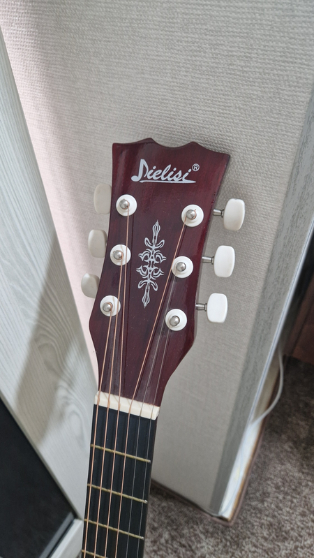 Gitara akustik 700.000 so\\\'m