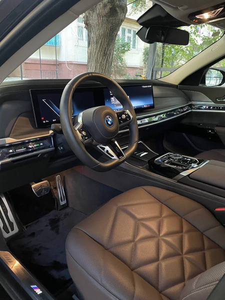 BMW I7 e-Drive 50L (салон 60L)