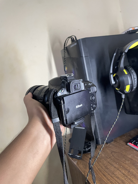 Fotoapparat sotiladi. Nikon d5100