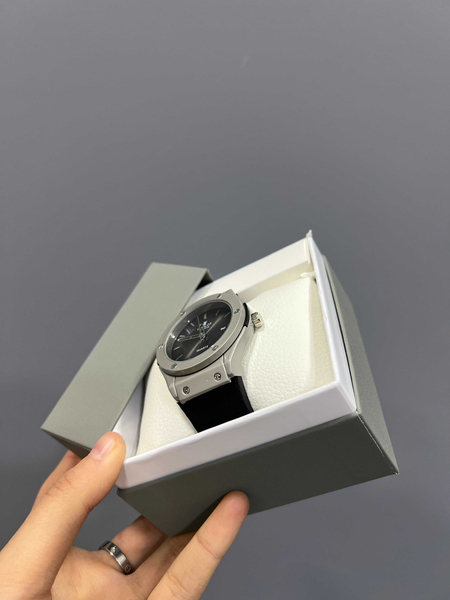 HUBLOT erkakla qo\\\'l soati sovg\\\'a karobkasida siz va yaqinlaringiz uchu