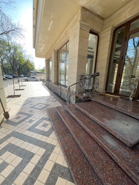 Сдаетс в аренду 1200 квадратов напротив зоопарка