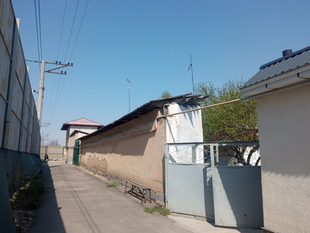 Uchaska sotiladi 6.5 sotix qoshimcha 1.5 sotix zavxati bor yana