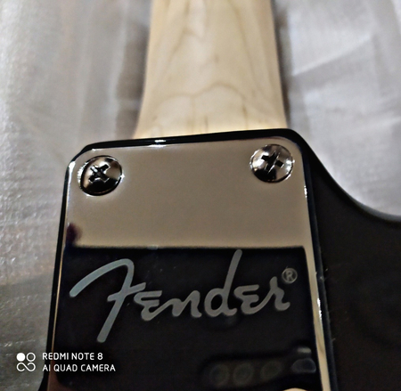 Fender Gitara  Srochna Sotiladi