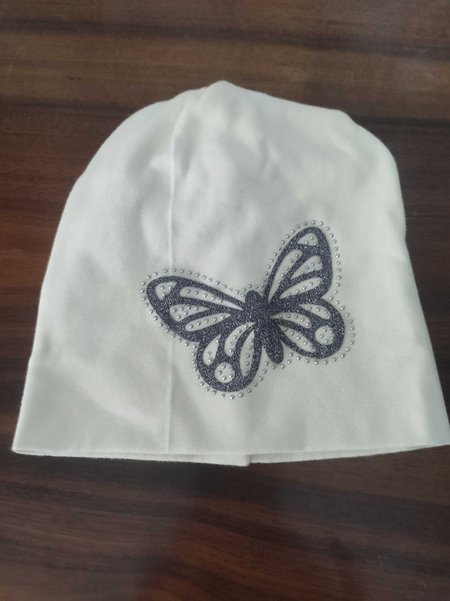 Шапки новые 4-5 лет.