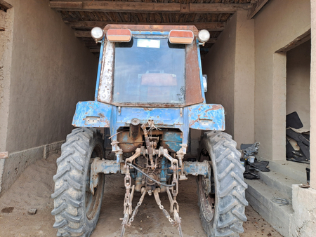 Traktor sotiladi.