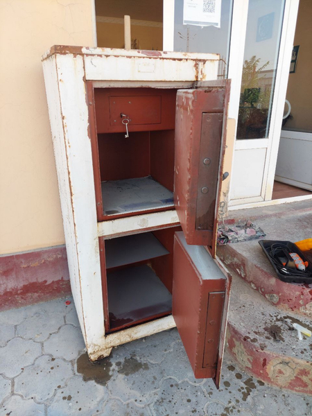 Qumli seyf sotiladi