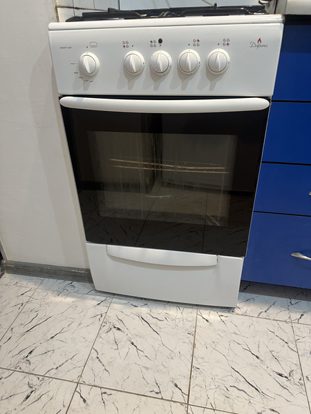 Gaz plitasi 50sm bu gaz plitasi gaz b.n cam ishlidi va tok b.n xam