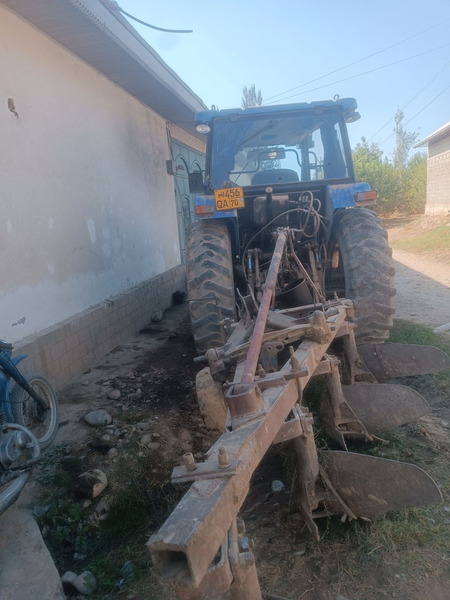 New Holland traktir I srochni sotiladi