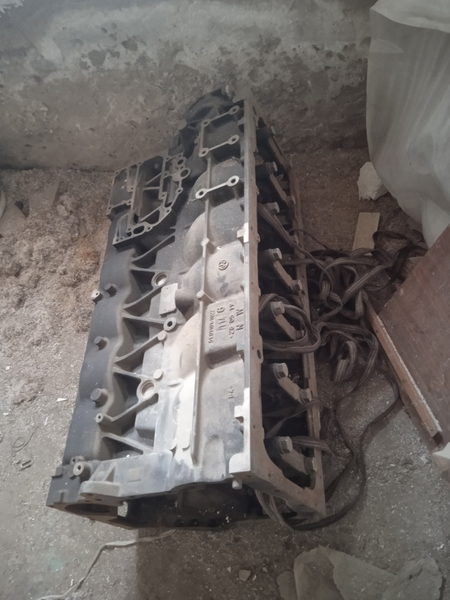 MAN. TGS. 40.400 bloki sotiladi