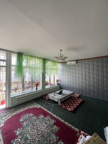 Hovli uy sotiladi Manzil Olmaliq Shaxar 17-maktab tarafda